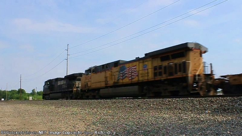 UP 5824 & NS 9778